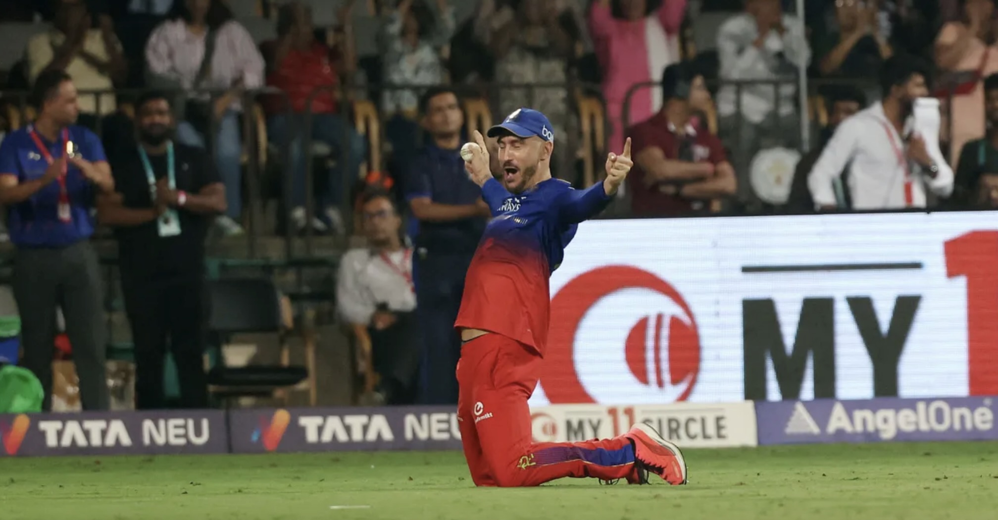 Watch: Faf's sensational one-handed catch